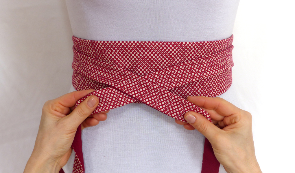 How to Make a Simple Knot on your Obi - Polina Couture