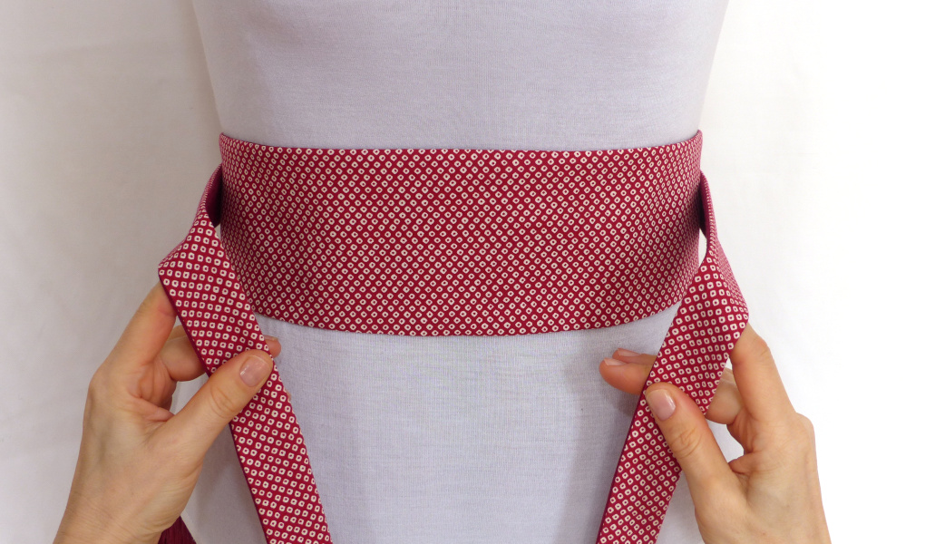 How to Make a Simple Knot on your Obi - Polina Couture