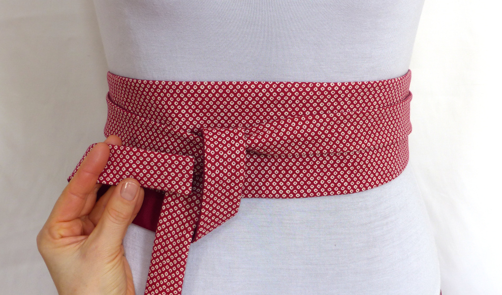 How to Make a Simple Knot on your Obi - Polina Couture