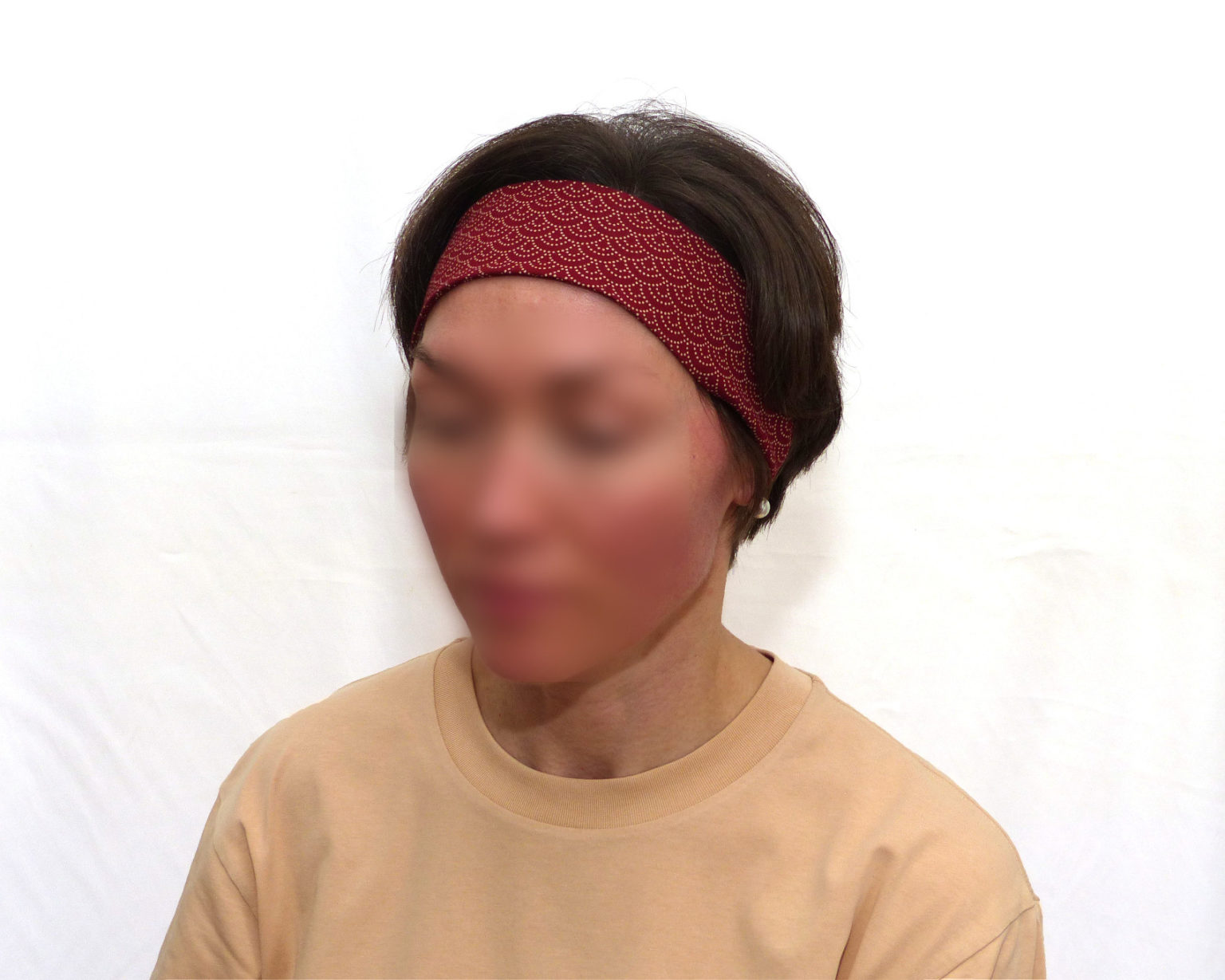 Bandeau classique rouge foncé à motif géométrique